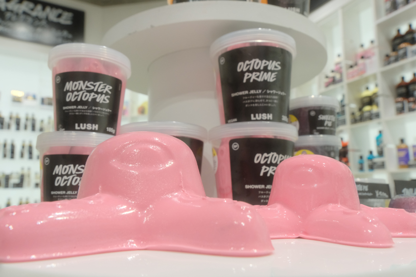 LUSH原宿店ではハロウィンコレクションを好評発売中！プルプルと揺れる質感が楽しい「モンスターオクトパス」や定番の「ゴースティー」「パンキン ナンキン」など♪＜レポ＞ 詳細記事 | SGS109